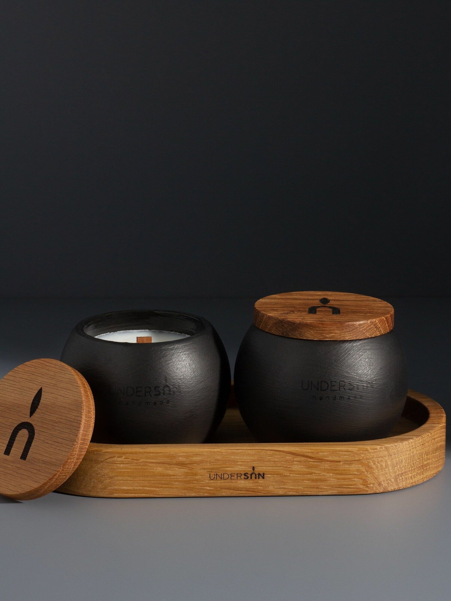 Набор из двух ароматических свечей с подставкой из дуба - ZL Чёрный перец и амбра и Кофейный магазин / свечи для дома / ароматерапия