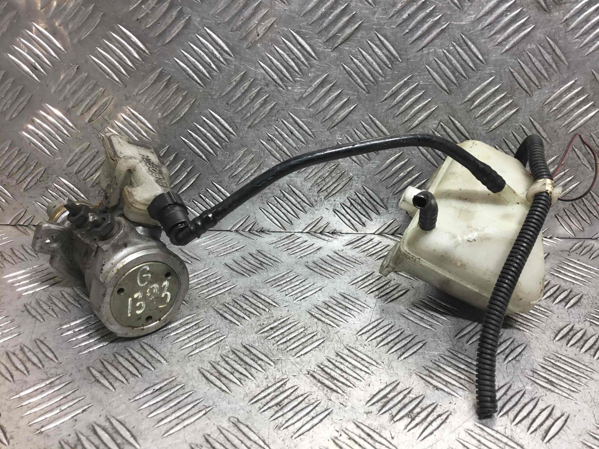 Б/У Цилиндр тормозной главный Ford Focus 1 поколение [рестайлинг] (2001-2005) 2004 г.