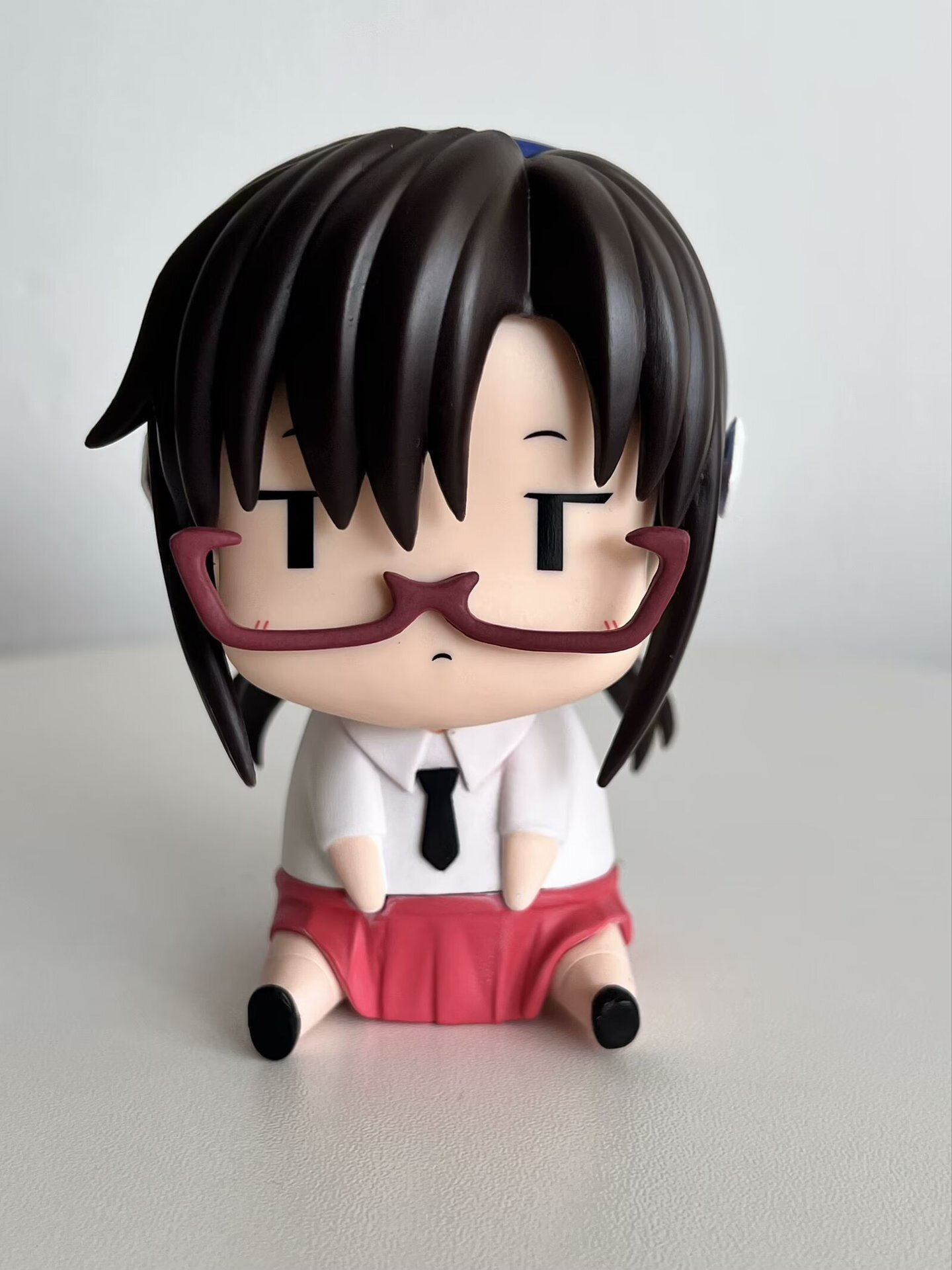 Кукла Себастьян в стиле чиби (Артория) с пустым лицом, фигурки/модели Рей Аянами, Асуки и Мари в сидячей позе.