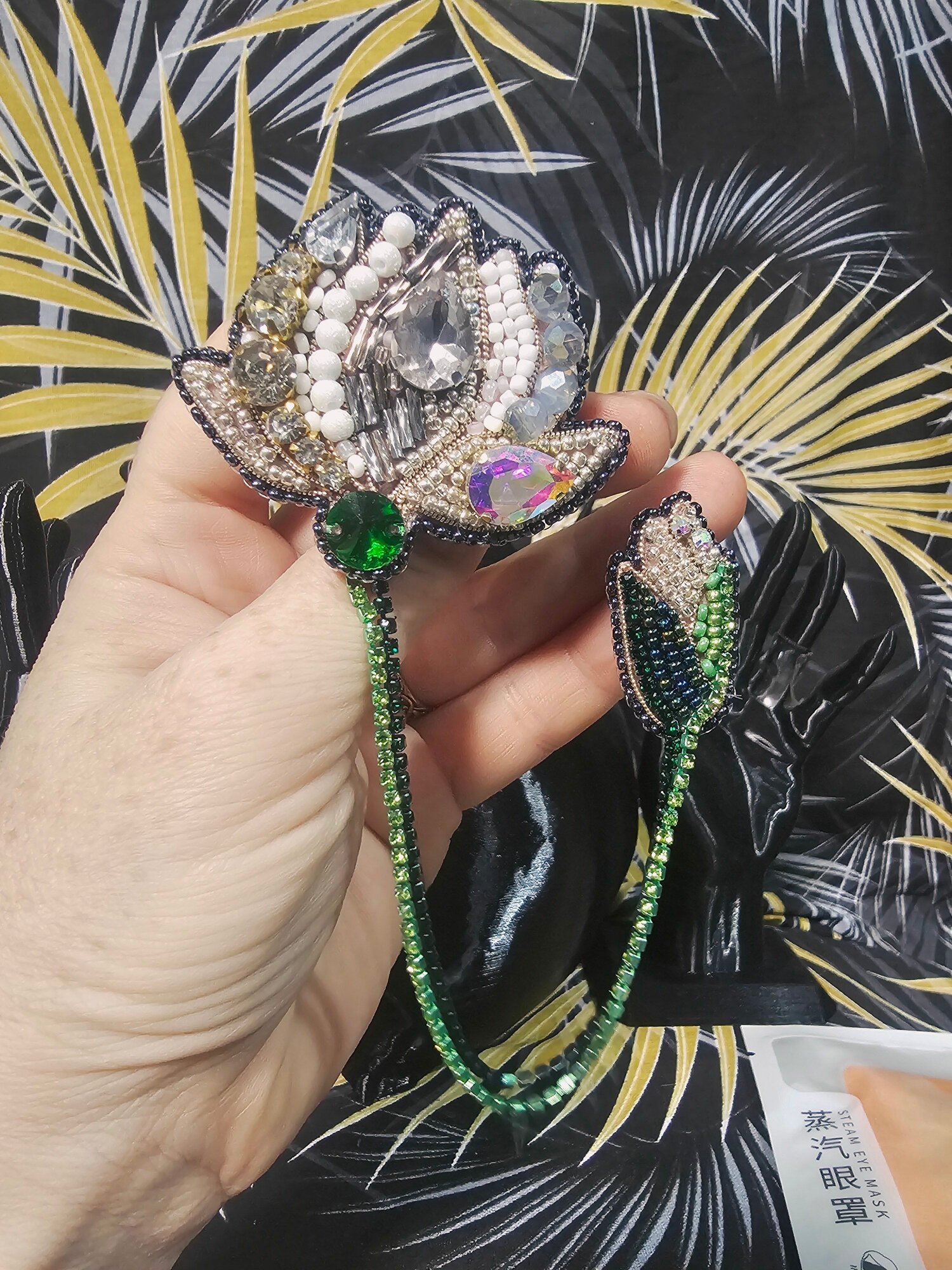 Брошь, стразы