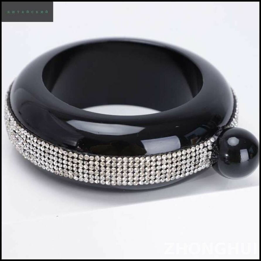 Браслет-фляга на женской руке