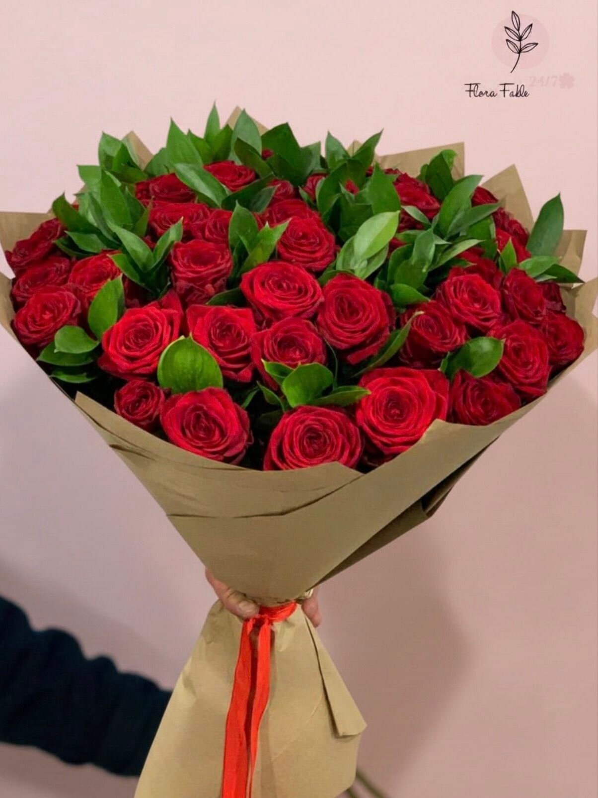 Букет "Алая страсть", красные розы, 51 цветок, крафт-упаковка, для особых случаев