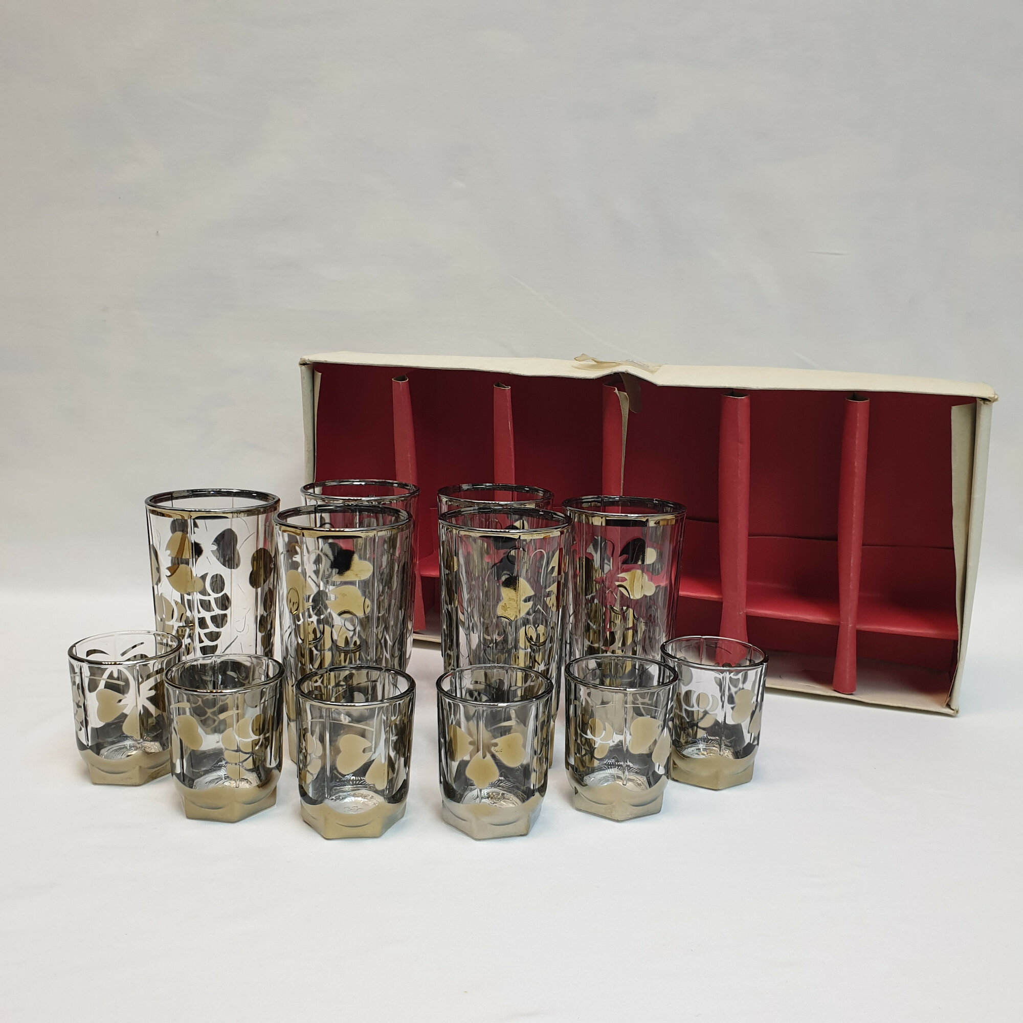 Набор из 12 граненых предметов, 6 стаканов и 6 стопок, стекло, золочение. Винтаж, СССР.