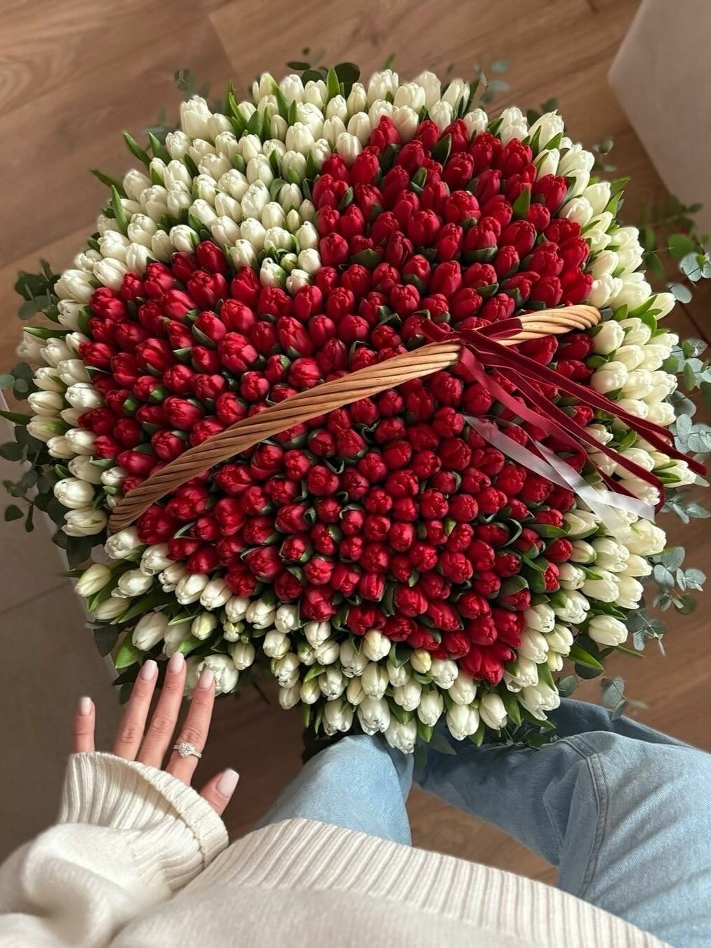 Корзина из тюльпанов в виде сердца