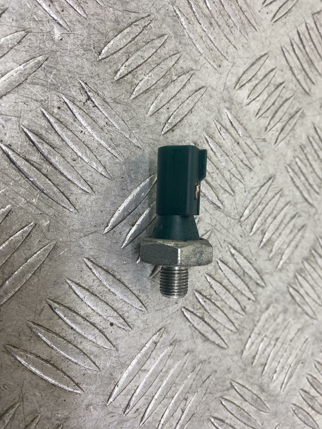 Датчик давления масла Skoda Octavia 3 2016 036919081C