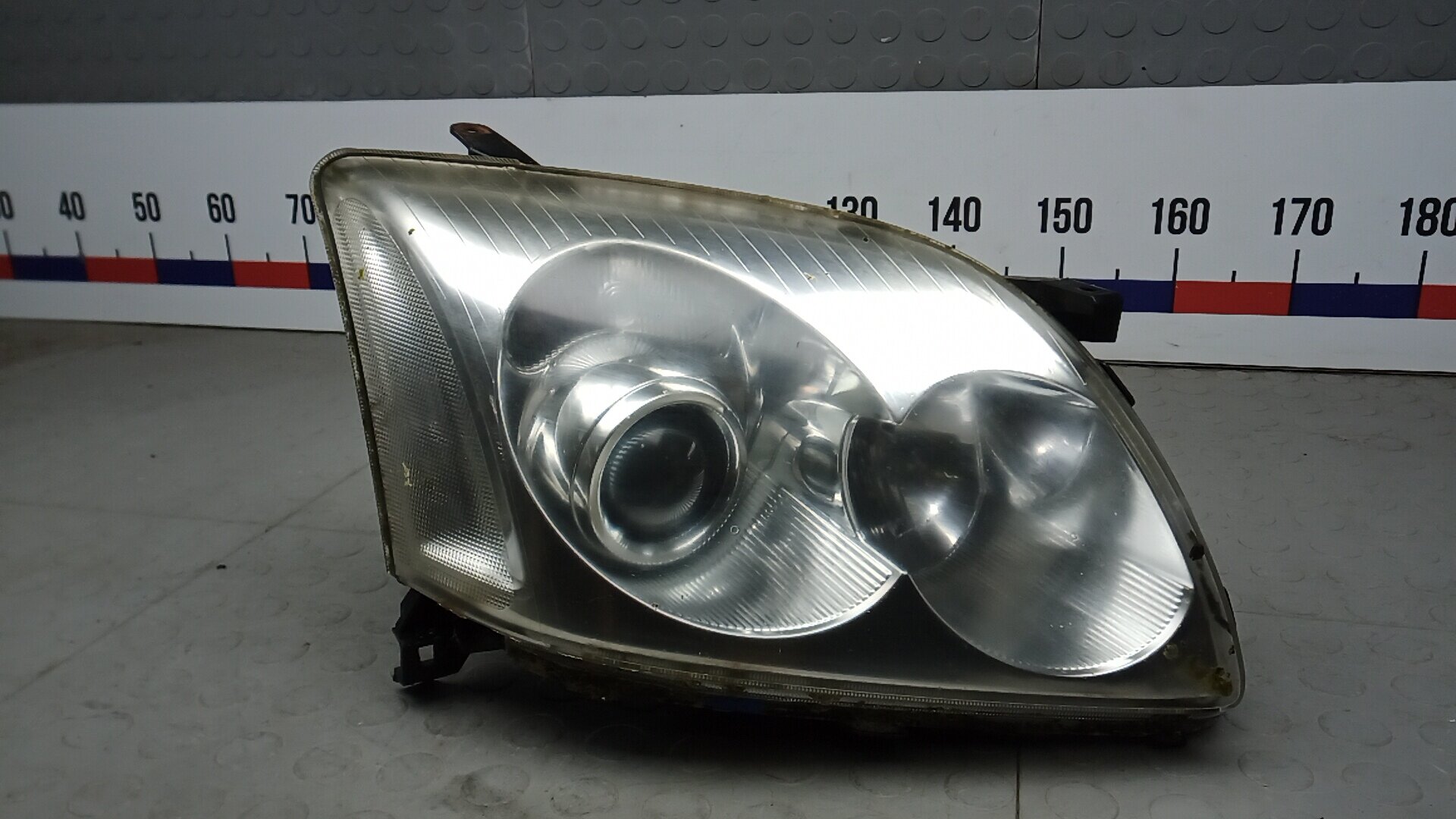 Фара правая TOYOTA AVENSIS T25