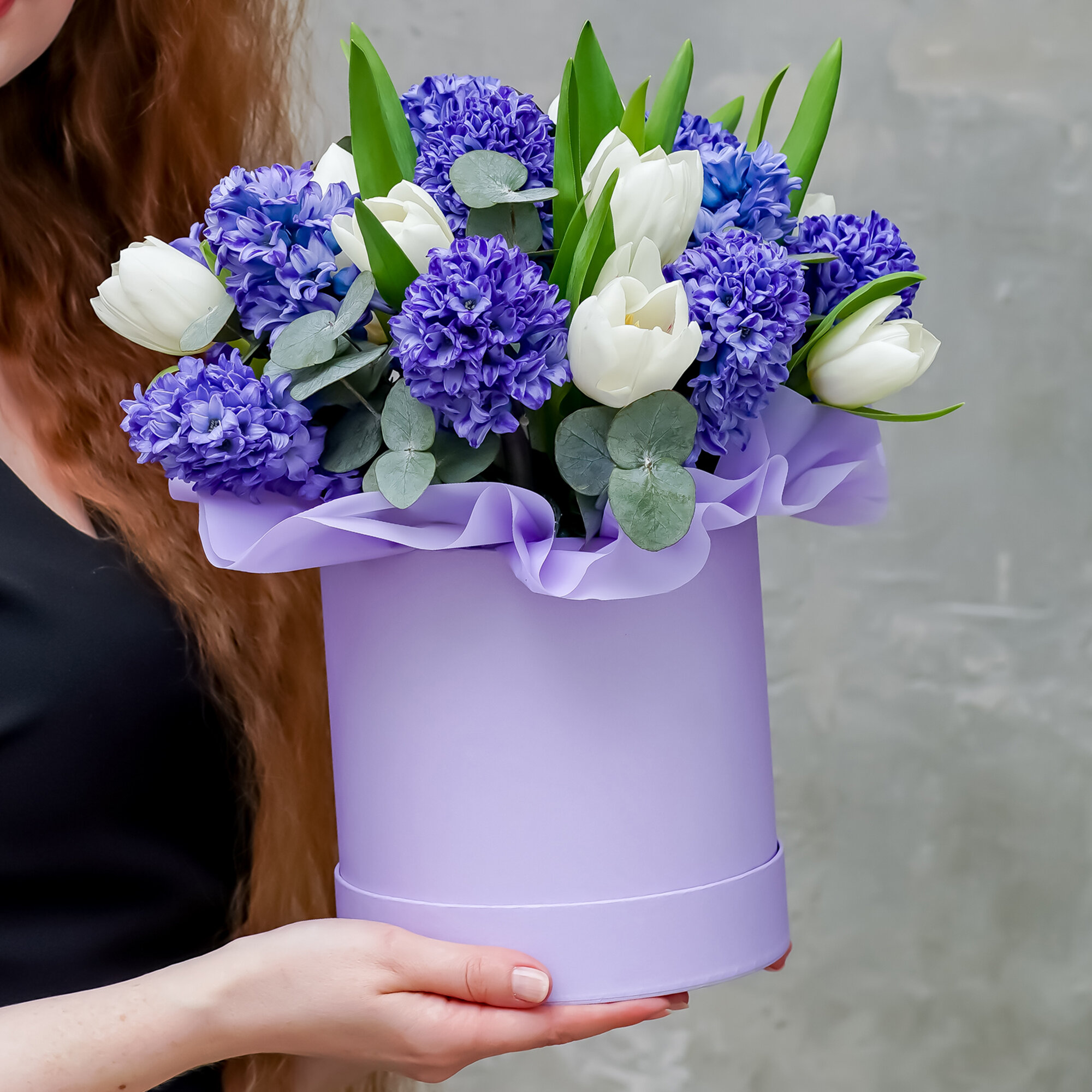 Букет живых цветов Flor-Pro Flowers из синих гиацинтов и белых тюльпанов в шляпной коробке