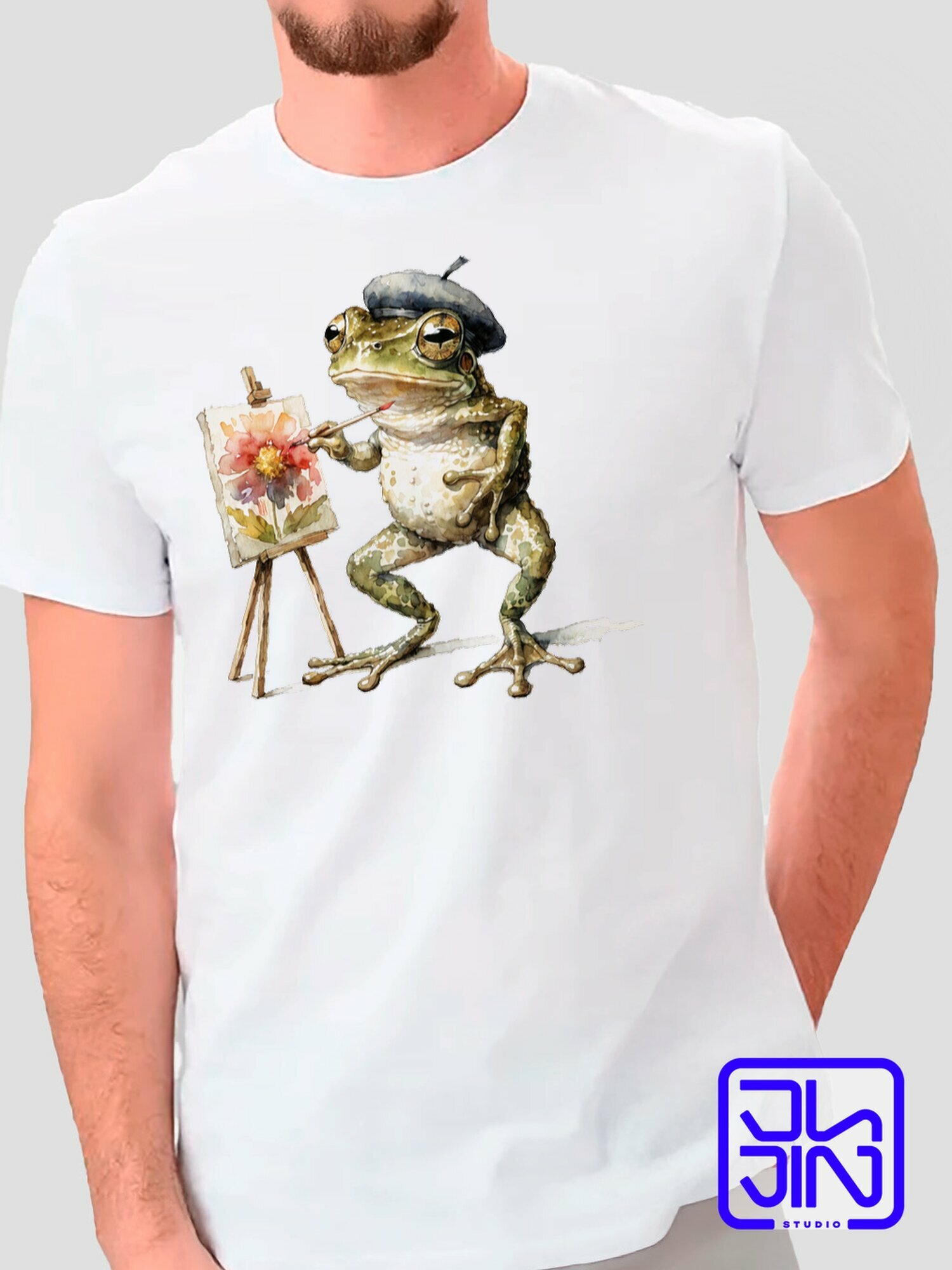 Футболка классическая мужская с авторским принтом Креативная зеленая лягушка художница у выразительной картины на хаки мольберте, белый хлопковый трикотаж с прикольным рисунком на груди