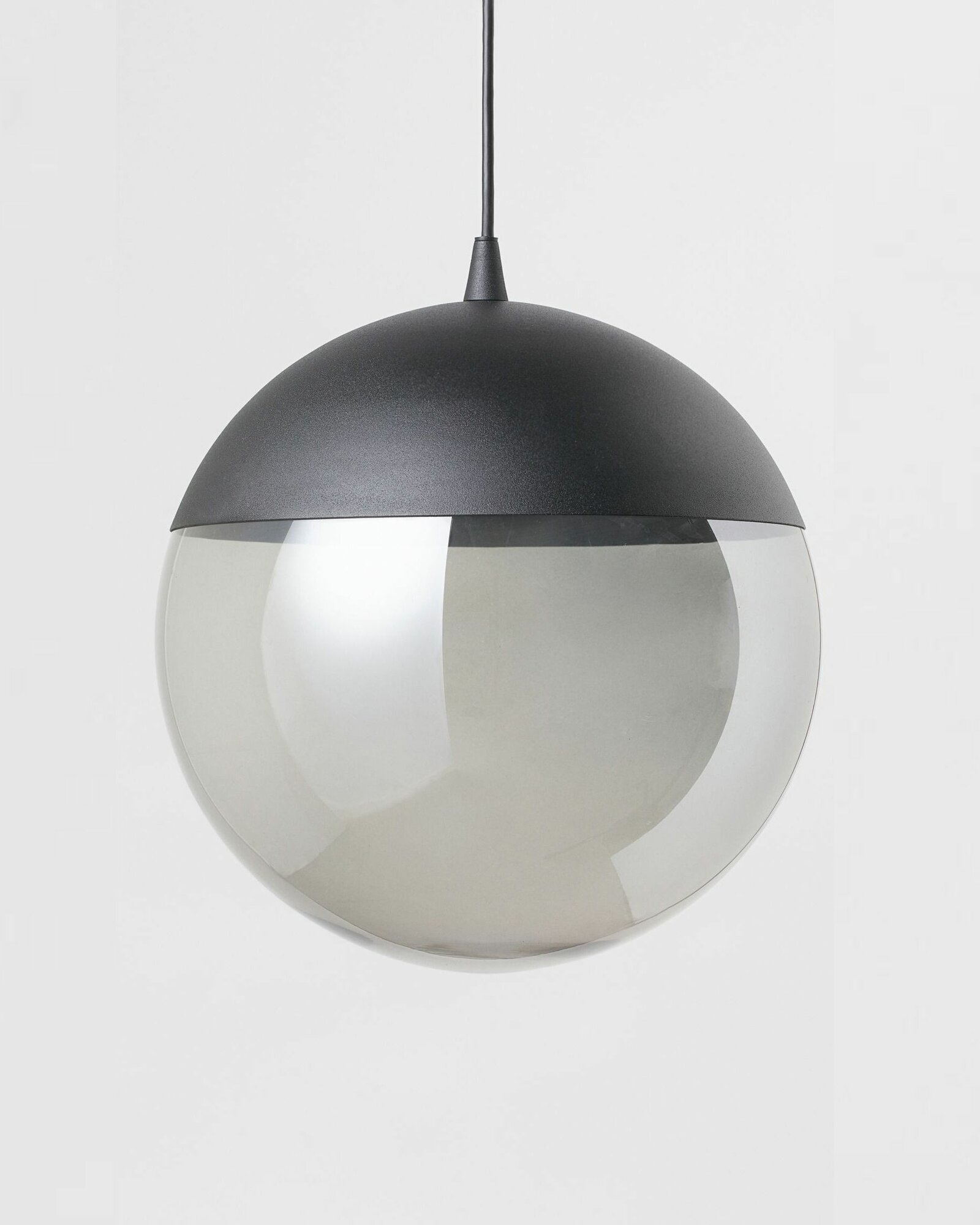 Большой чёрный светильник "Уорд" с дымчатым плафоном