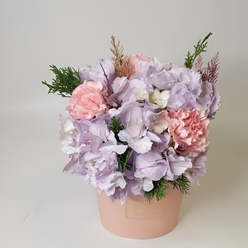 Цветы в коробке MINI с сиреневой гортензией и розовым диантусом