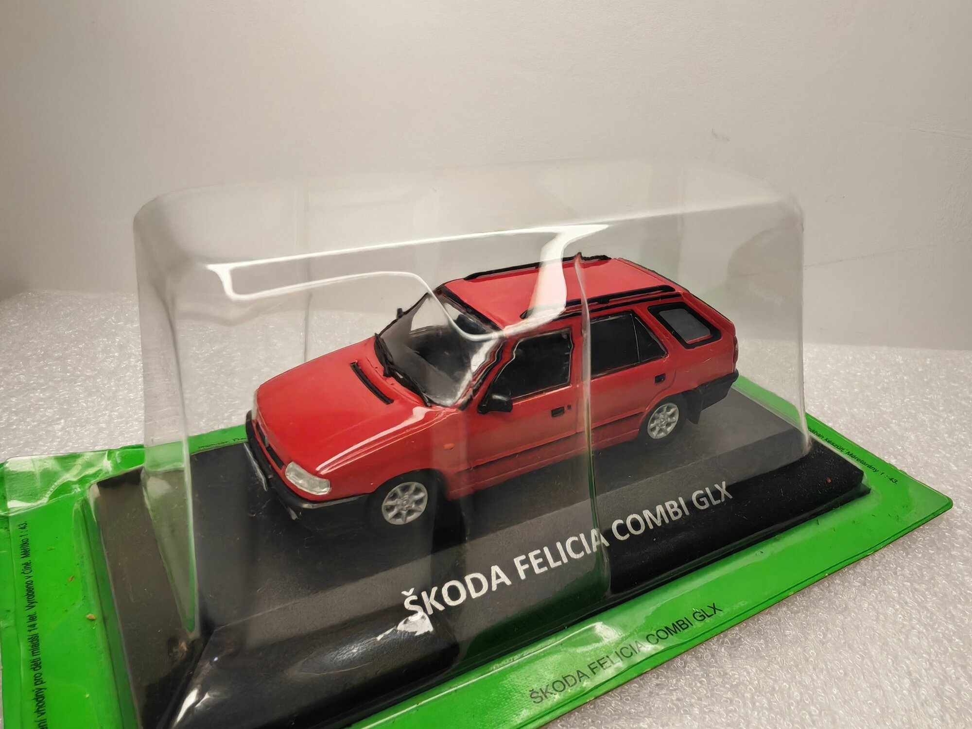 Модель автомобиля Skoda Felicia Combi GLX Estate из сплава в масштабе 1:43
