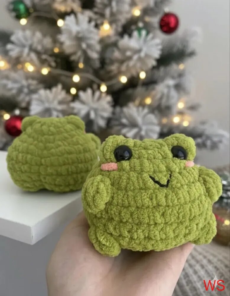 Вязаная игрушка жабка ручной работы(оливковый, зеленый)