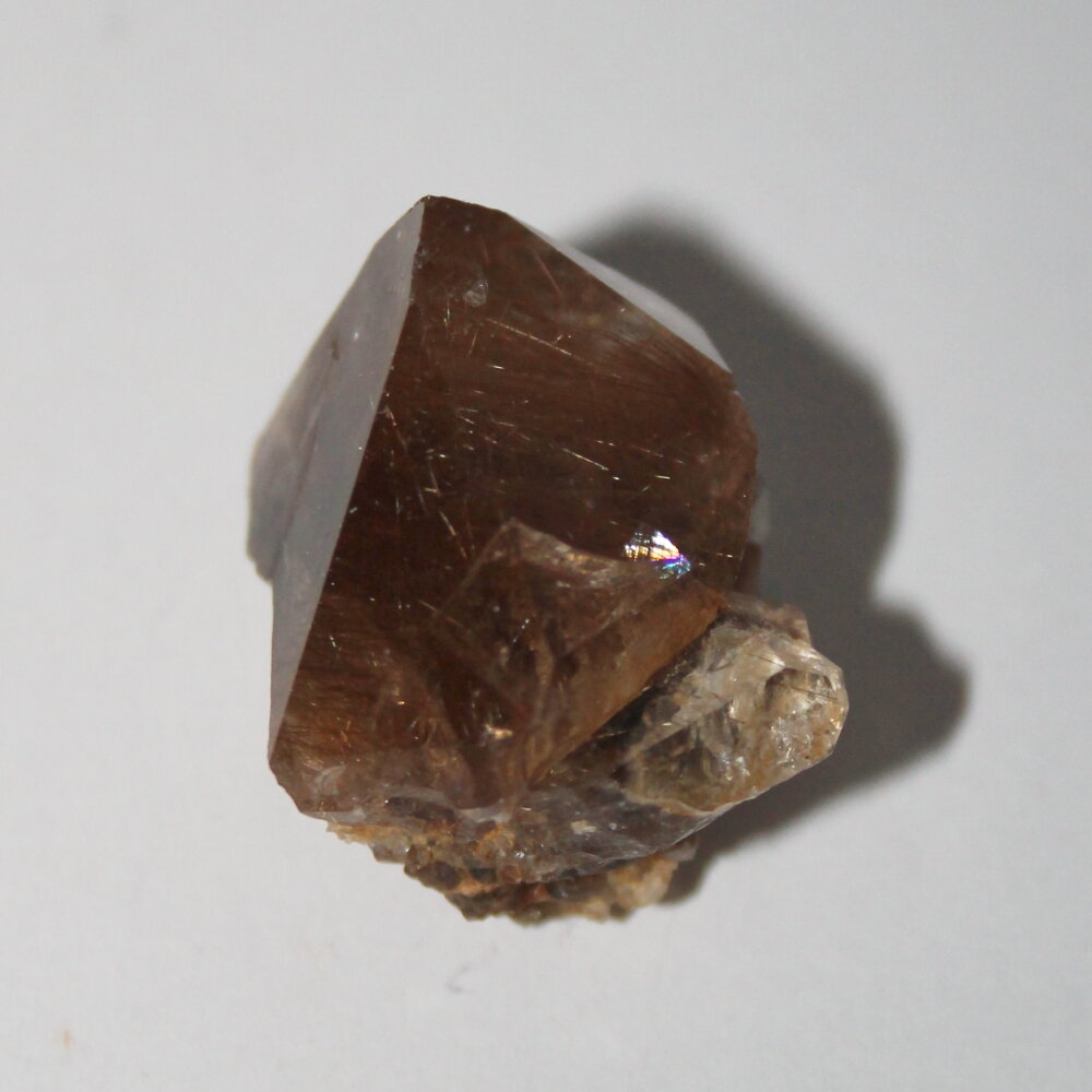 Кристалл кварца с рутилом, кварц-волосатик, коллекционный образец "True Stones"