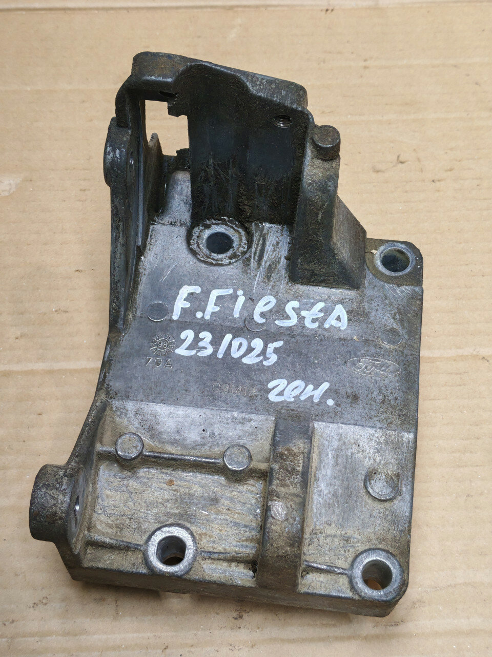 Кронштейн генератора Fiesta mk4 1.3