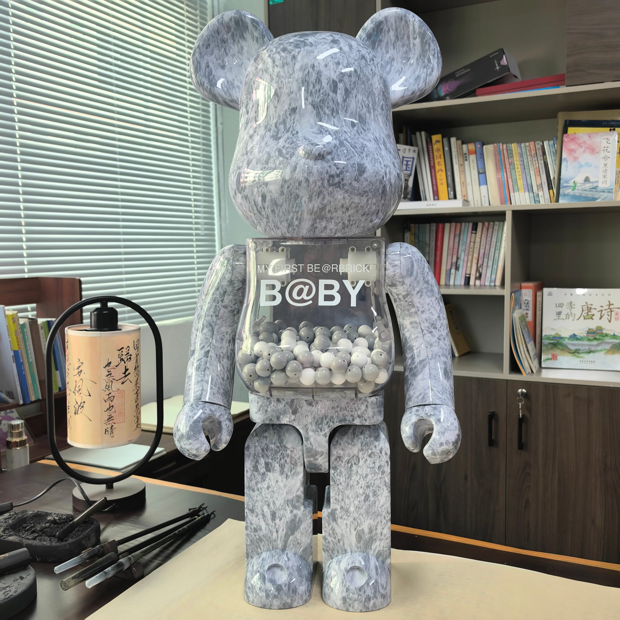Игрушечная Статуя Медведя Bearbrick 70cm-Чиаки в снегу