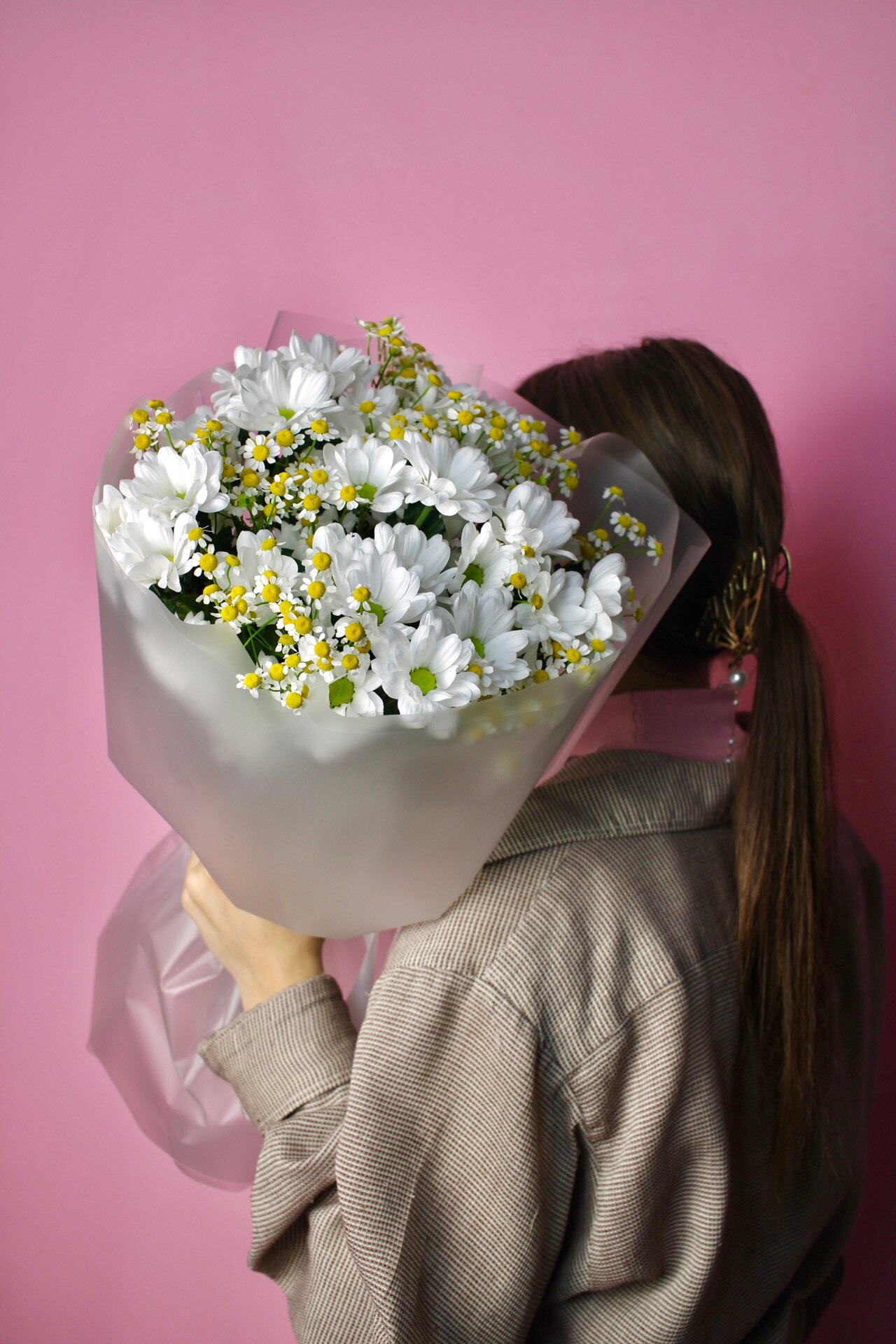 Букет из кустовой хризантемы и ромашек