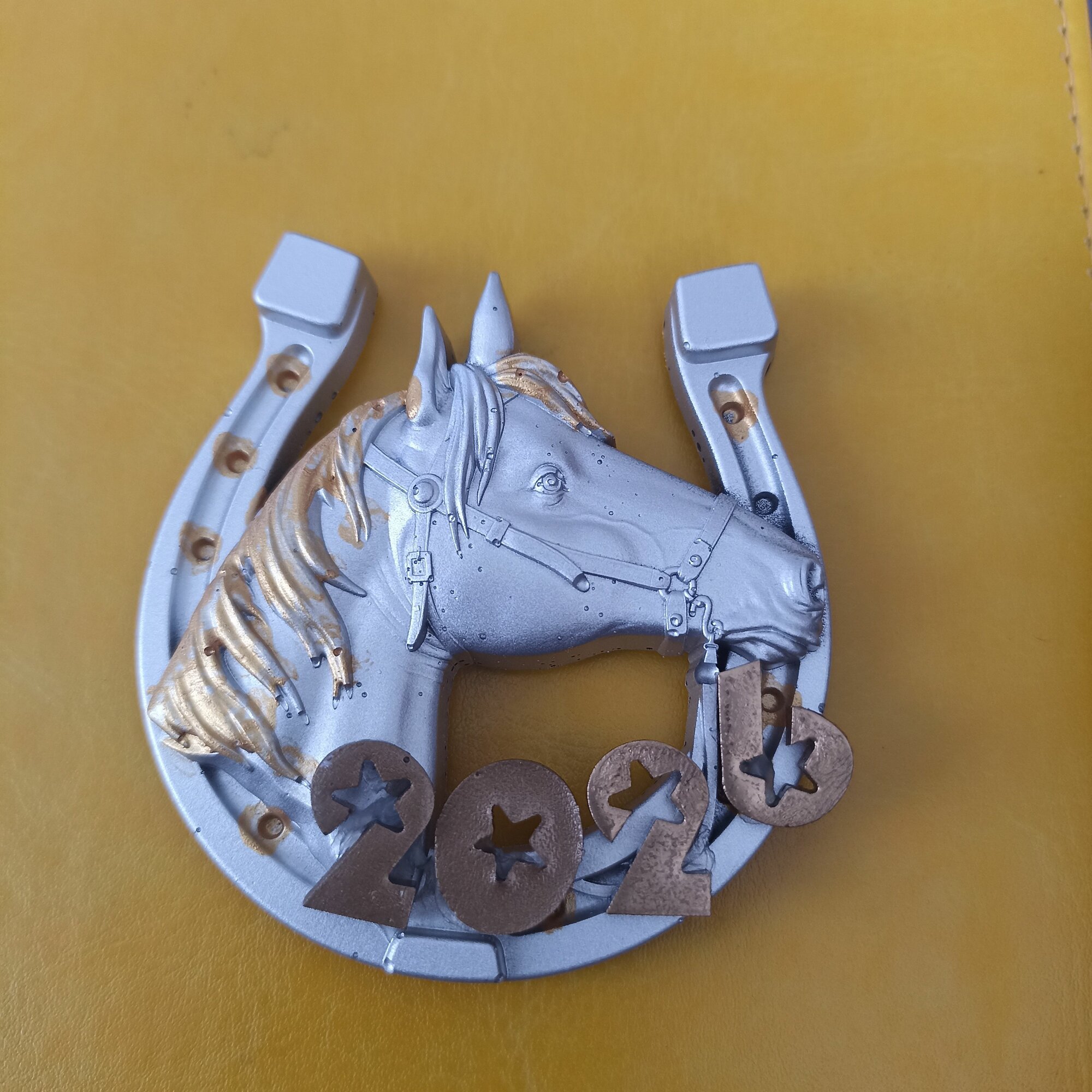 Большой стильный 3D-Авторский магнит "Счастливая подкова 2026"