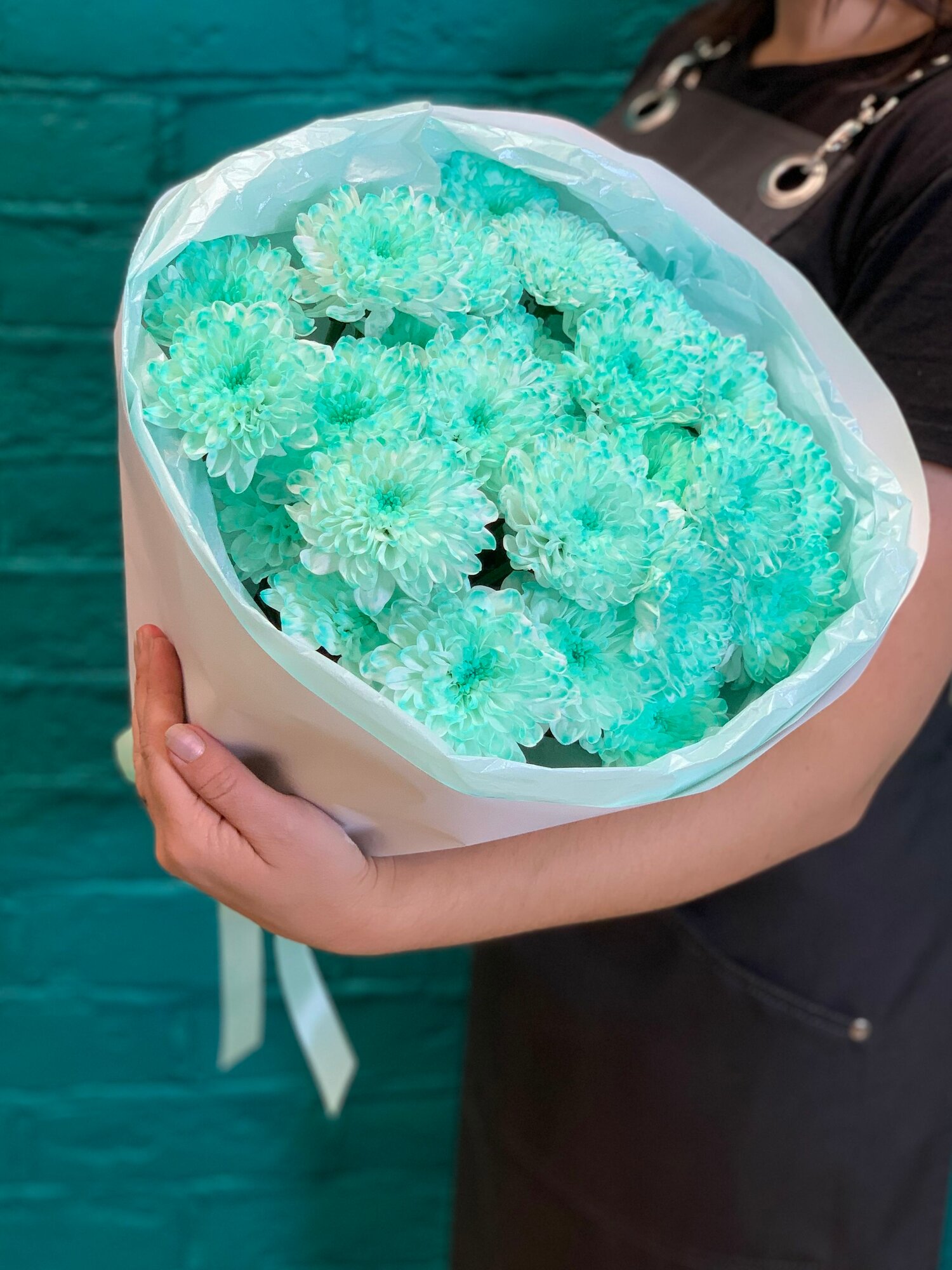 Букет из 5 бирюзовых хризантем. Яркий букет из живых цветов в подарок.