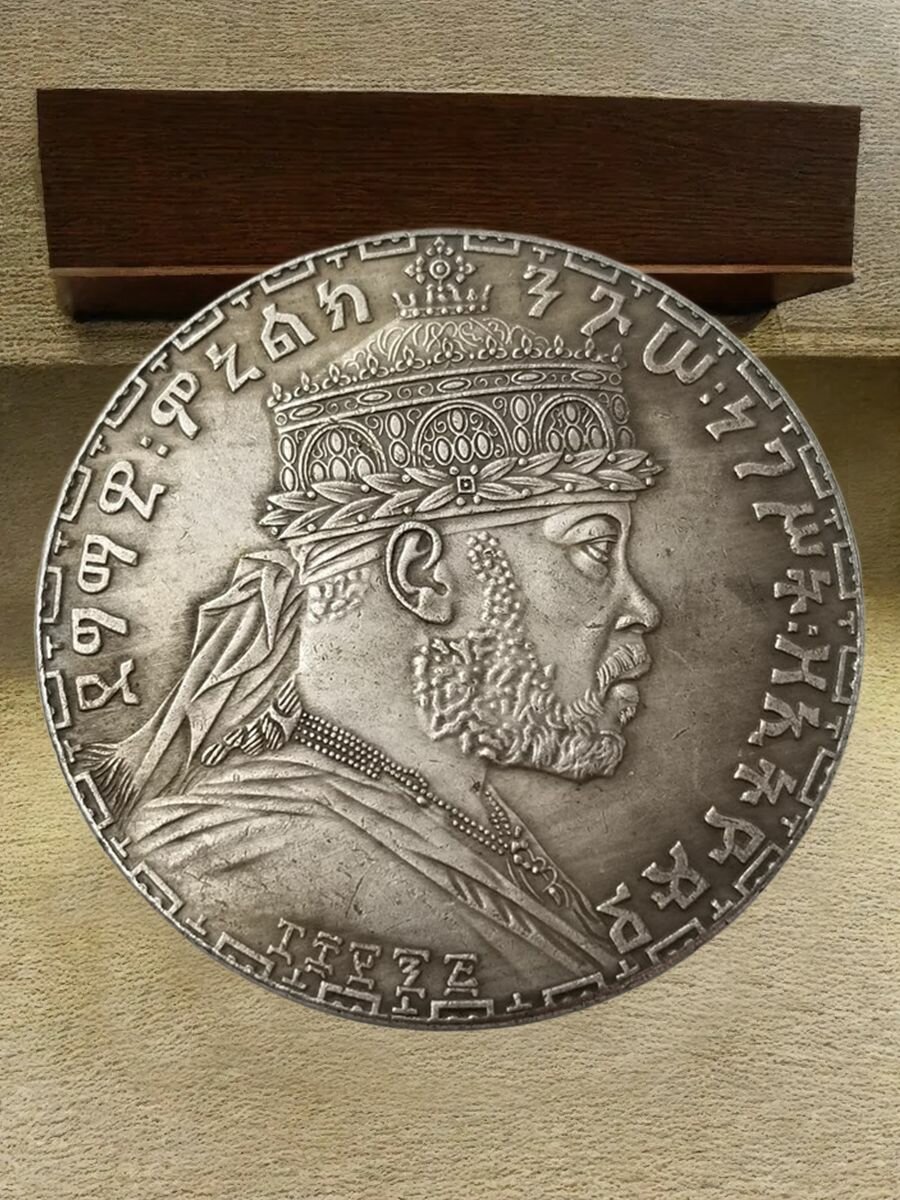 Монеты/валюты разных стран и лет. Они представляют коллекционную ценность и могут быть подарком.