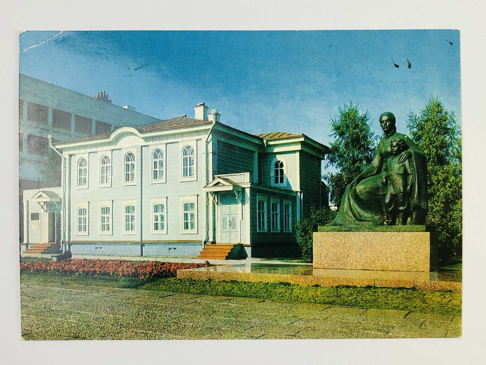 Ульяновск. Дом в котором жила семья Ульяновых 1871-1875 годах. Скульптура Мария Александровна Ульянова с сыном Володей. Открытка