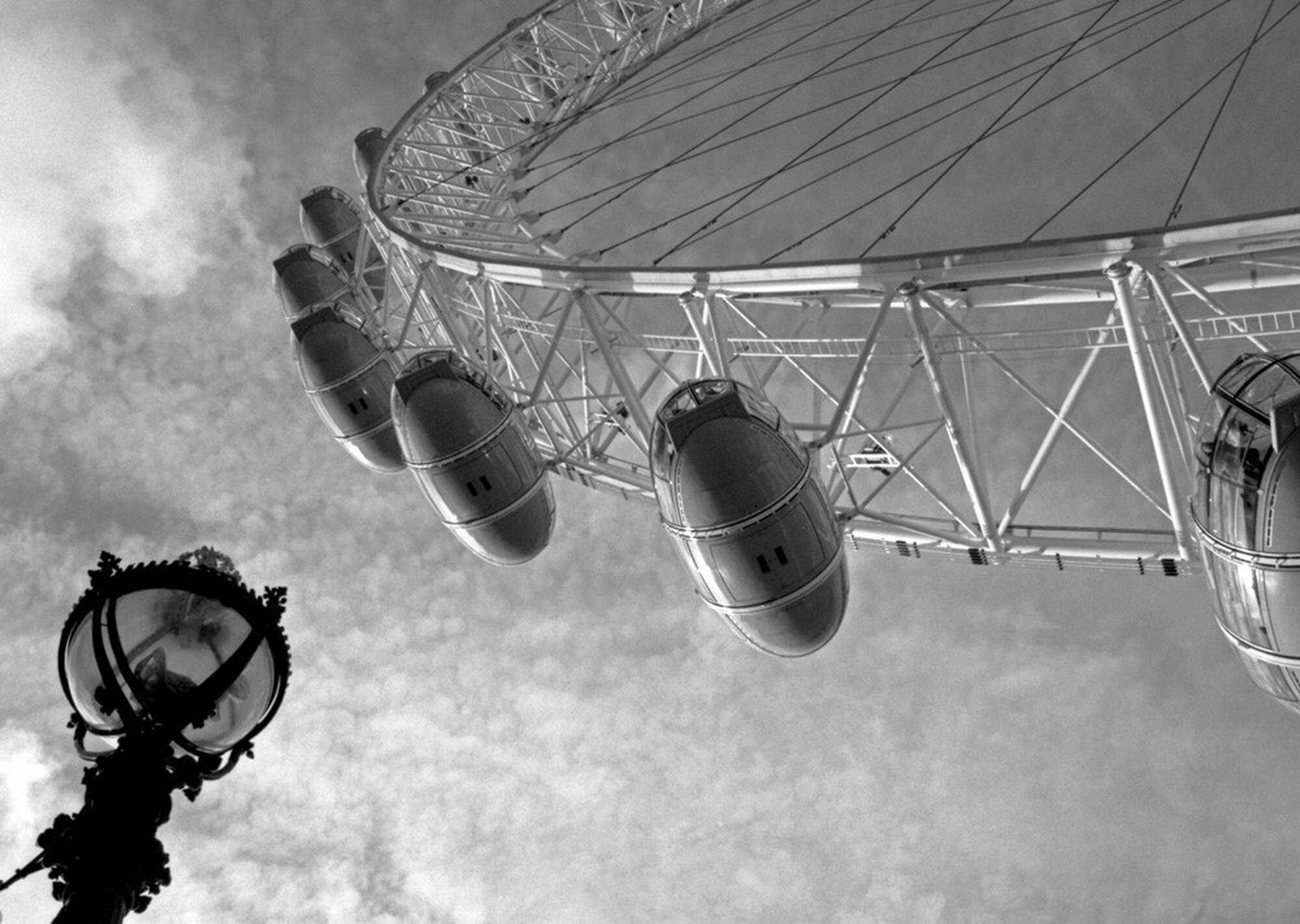 Плакат, постер London Eye: чёрно-белая геометрия над Темзой на бумаге, размер 30х42см