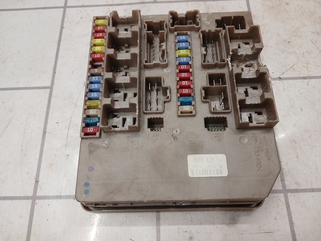 Блок предохранителей Renault Clio 3 2005-2012