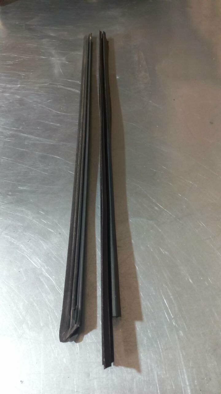 Уплотнитель стекла двери передний левый Volvo V70 (1996 - 2000)