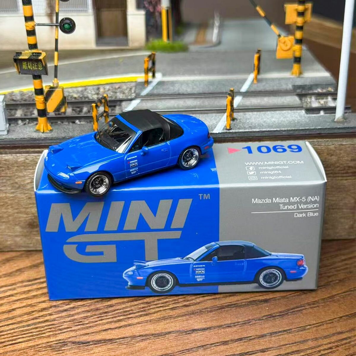 Машинка MINIGT 1:64 #1069 Mazda Miata MX-5 (NA) Tuned Version Dark Blue