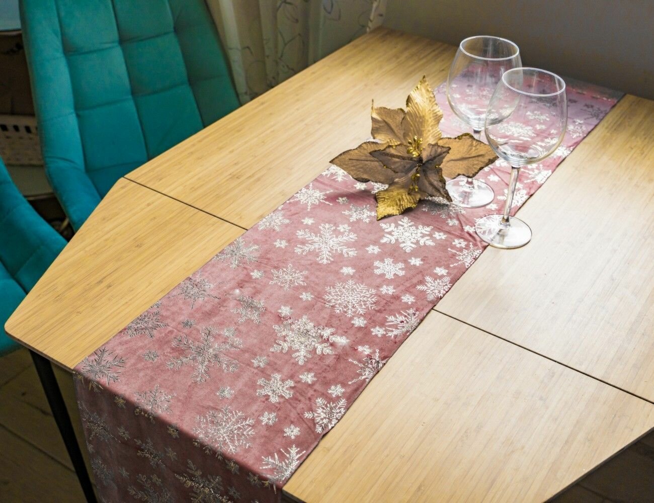 Дорожка для стола рождественская радость (Снежинки), розовая, 28х270 см, Дю Эссе Кристмас (Due Esse Christmas) DUE2-PINK-28-снеж