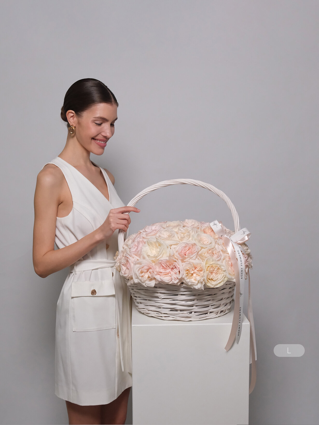 Пионовидные ароматные розы White O'Hara в корзине - L - Без эвкалипта