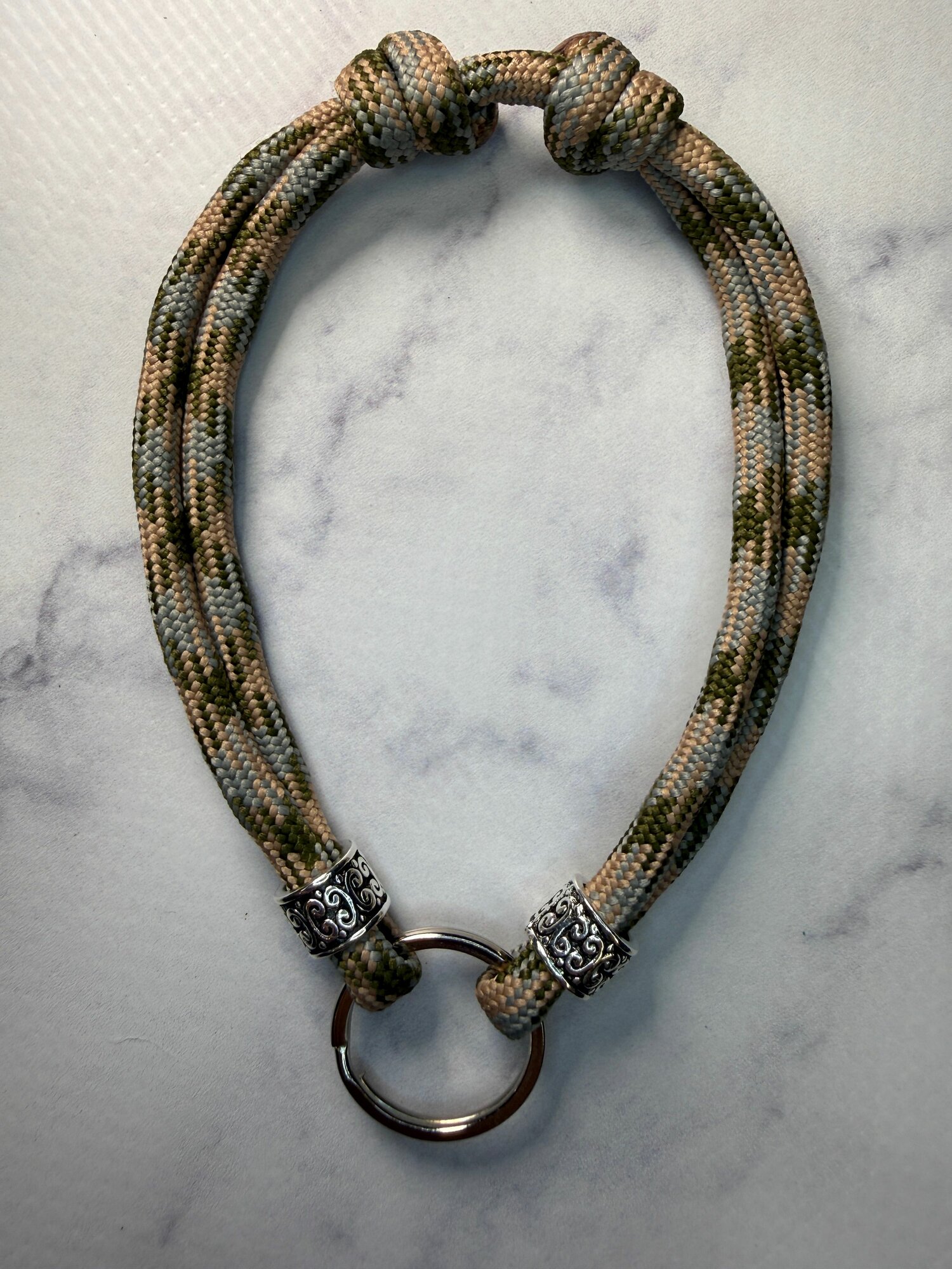 Шнурок для адресника из паракорда с металлическими бусинами для мелких и средних пород собак и для кошек.