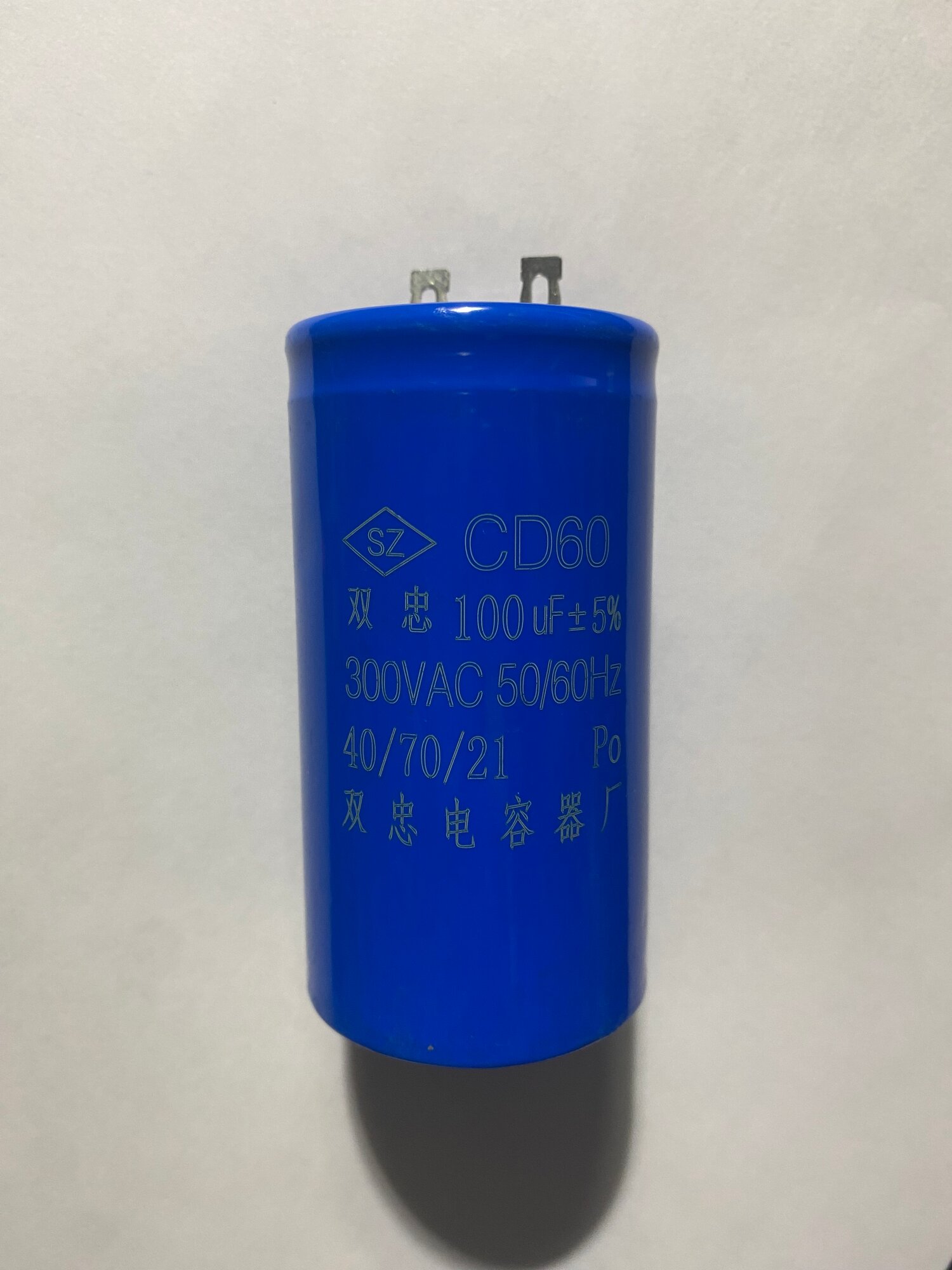 Конденсатор емкостью 100 мкФ серия CD60 330V AC пусковой для насоса, электродвигателя, компрессора