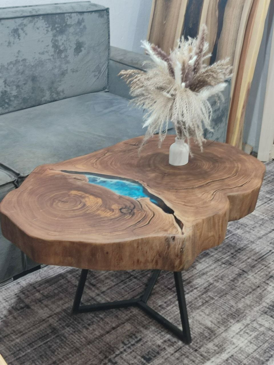 Журнальный стол из эпоксидной смолы и массива акации 94x62x54 ручной работы ART-SLEB