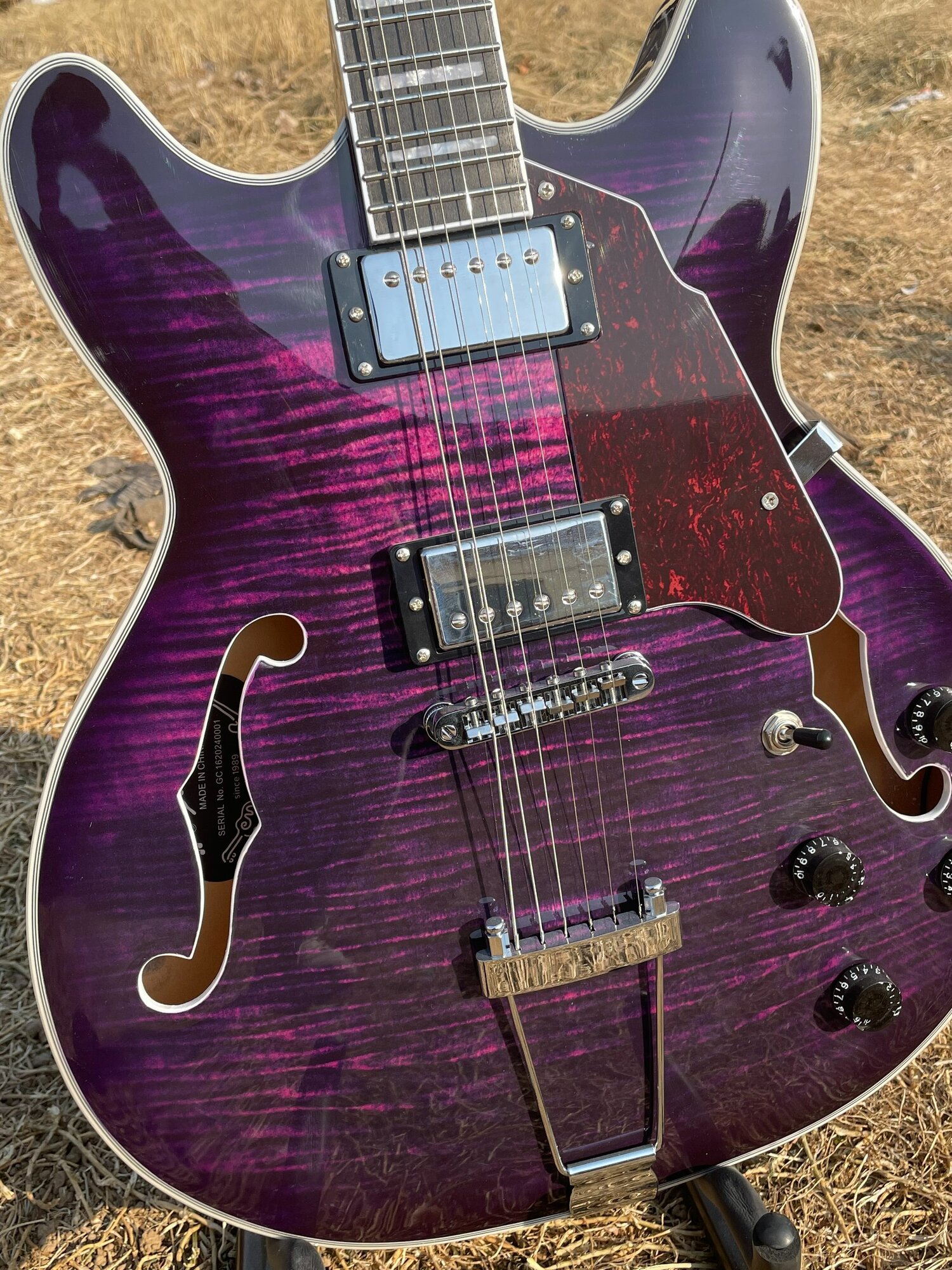 Полу-полая электрогитара, фиолетовая пламенная кленовая верхняя поверхность, двойной вырез на корпусе струнный инструмент