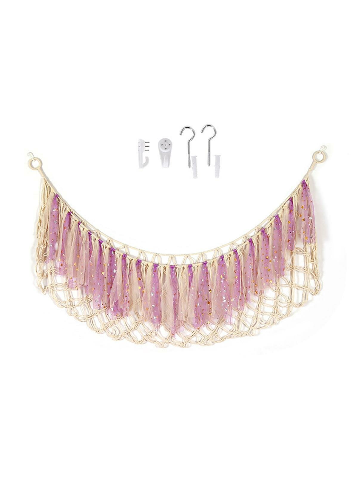 Просторная подвесная сетка для хранения плюшевых игрушек в оформлении детской спальни