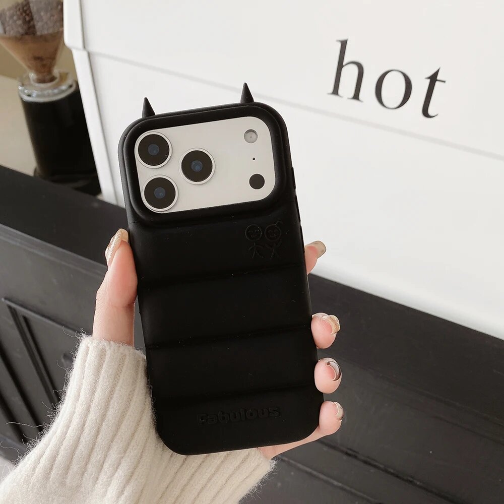 Черный чехол для iPhone 17 Pro Max с рогами
