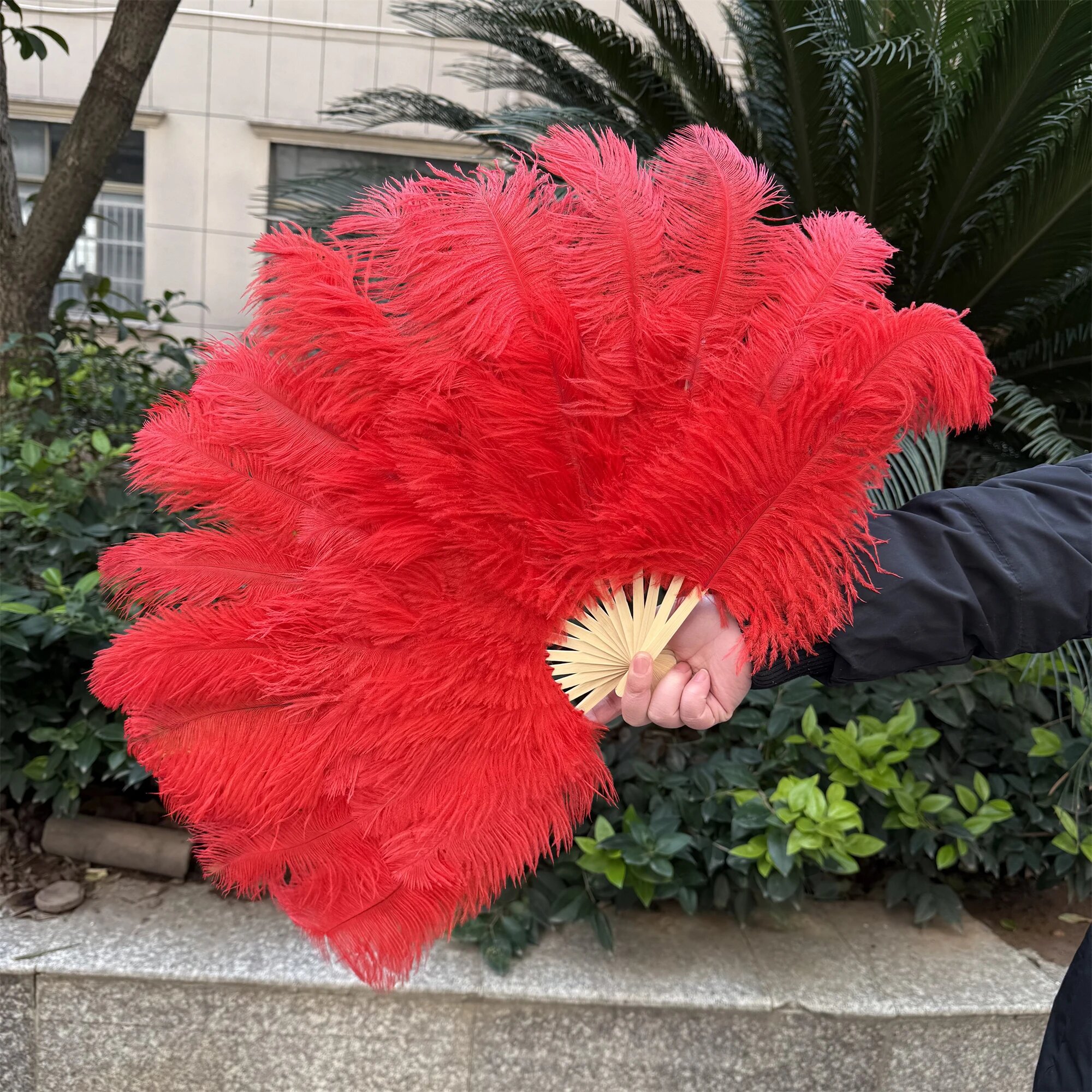 Красный веер со страусиными перьями 15 костей Красный, Red, 1PCS 70cmx40cm Right