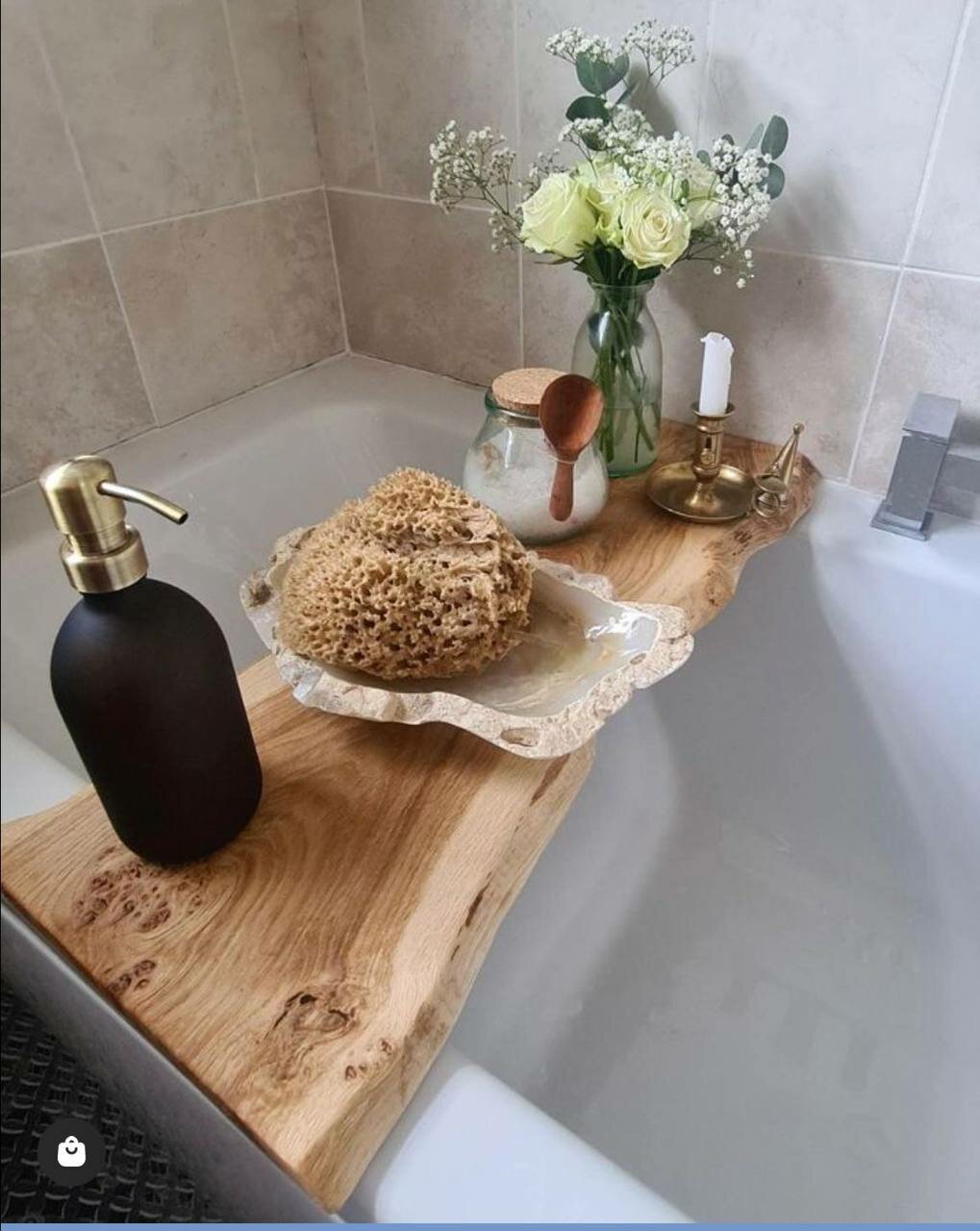 Полка-столик для ванны 75 см из массива карагача с живым краем