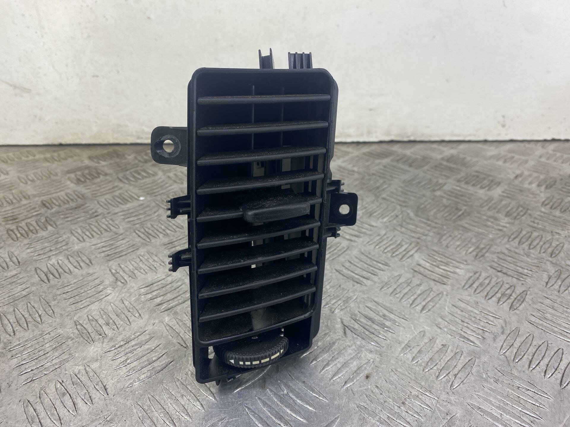 Дефлектор обдува салона правый Mercedes-Benz Sprinter W906 (2006 - 2014) A9068300154