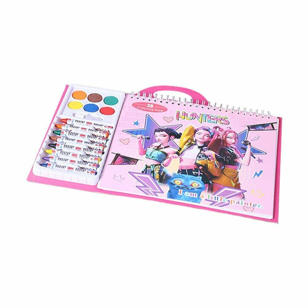 Детский набор для раскрашивания включает в себя раскраску, цветные карандаши и акварельные краски.