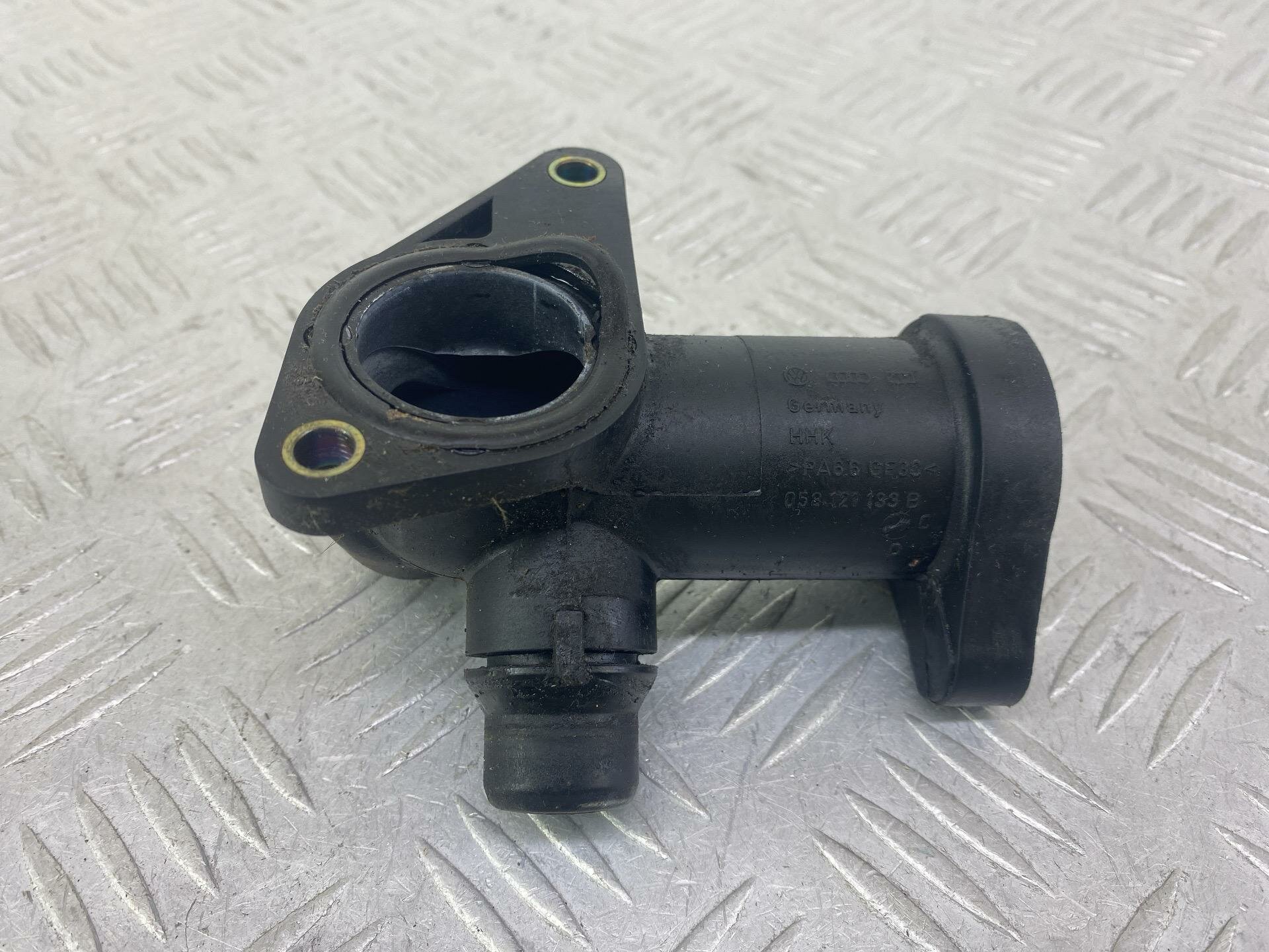 Фланец (тройник) системы охлаждения Volkswagen Passat B5 1999 058121133B