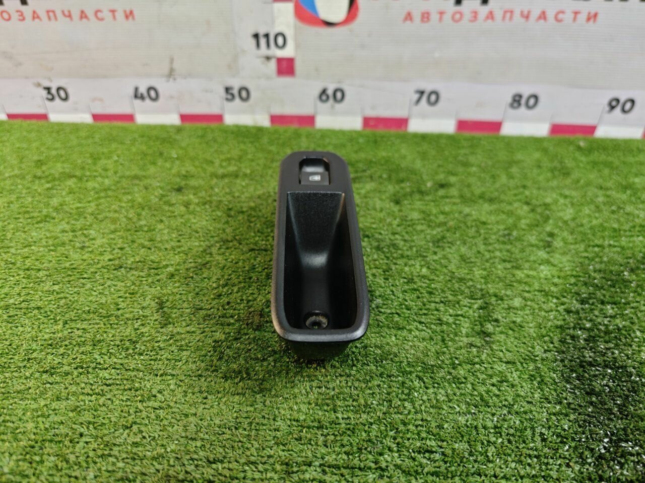 Кнопка стеклоподъемника Renault Duster 1.4 H5H 2021 задн. лев. (б/у)