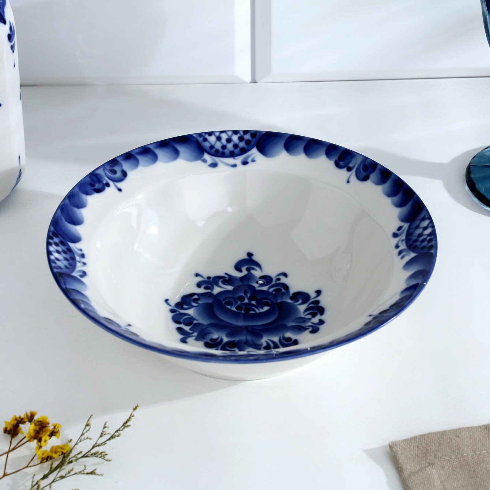 Тарелка глубокая "Трапеза", большая, d=20 см, гжель, фарфор, форма: фигурная