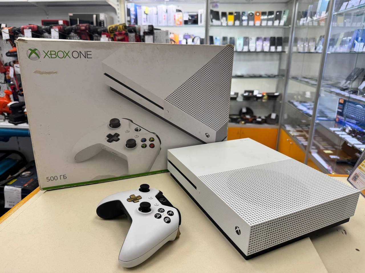 Игровая приставка Microsoft Xbox One S, Blu-ray, 500GB, белый + геймпад