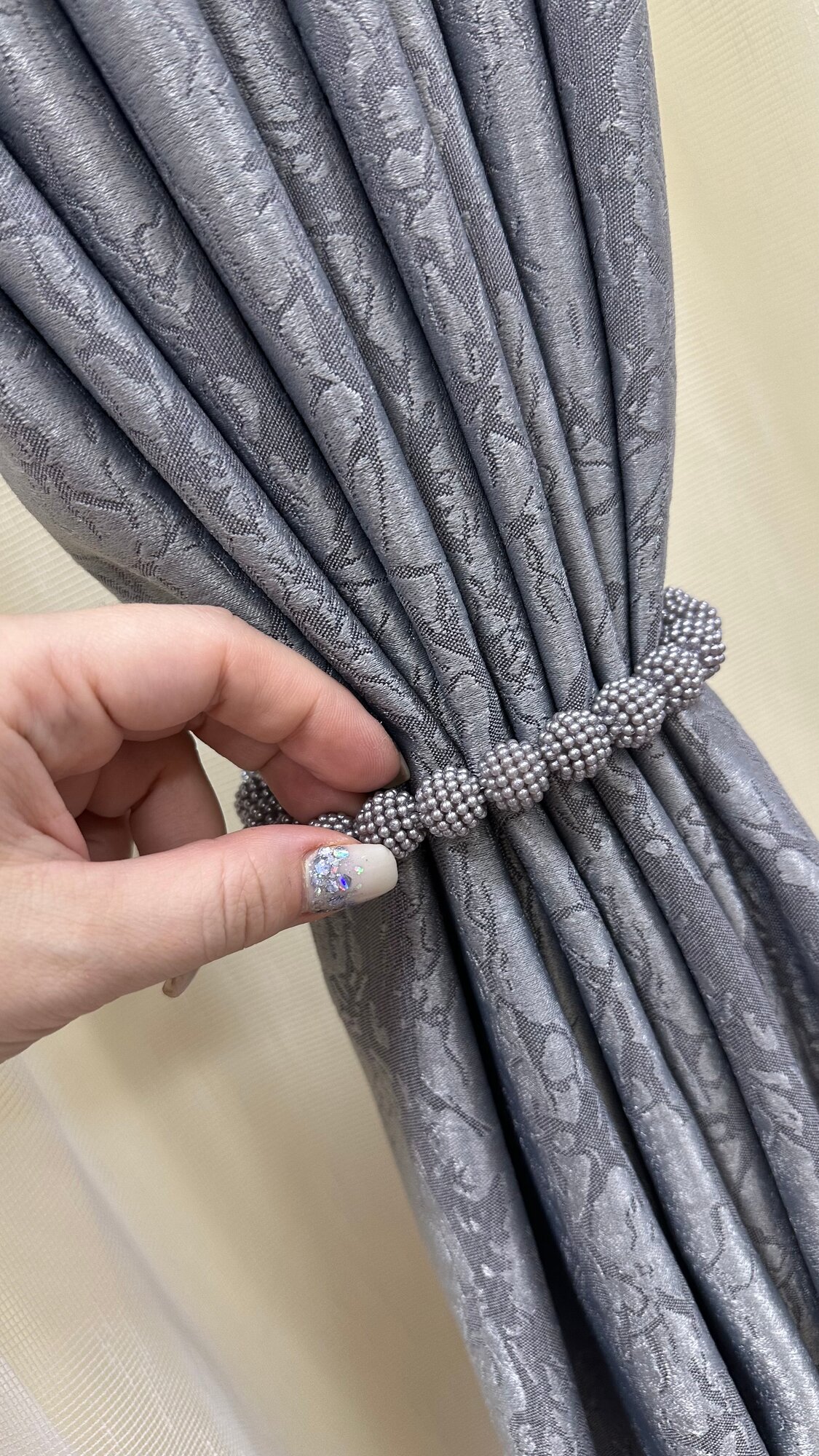 Подхват для штор на магните жемчужные бусинки серые, 1шт