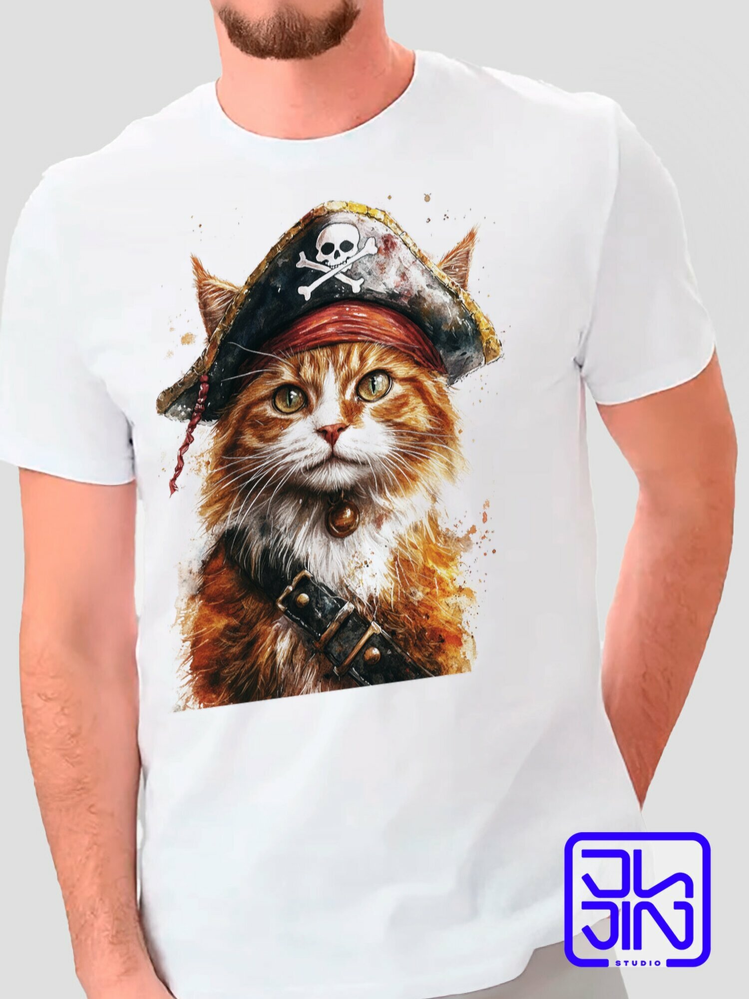 Футболка классическая мужская с авторским принтом Смешная рыжая кошка пират в веселой оранжевой бандане с черепом на шляпе, белый хлопковый трикотаж с прикольным рисунком на груди