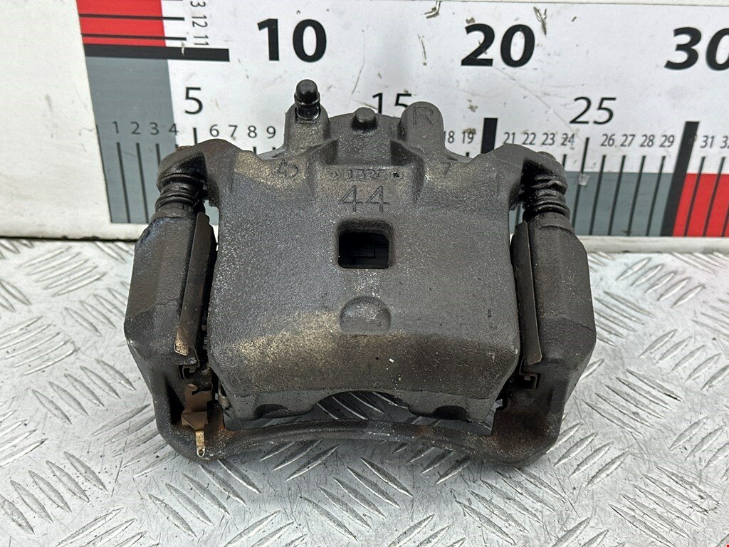 Суппорт передний правый Nissan Juke 41001ET00A арт. 2261297