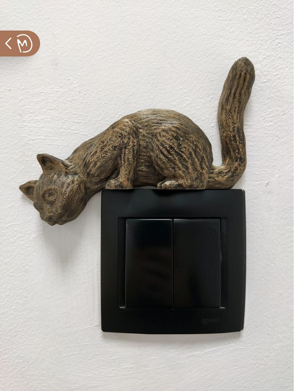Статуэтка барельеф - Кот смотрит вниз налево