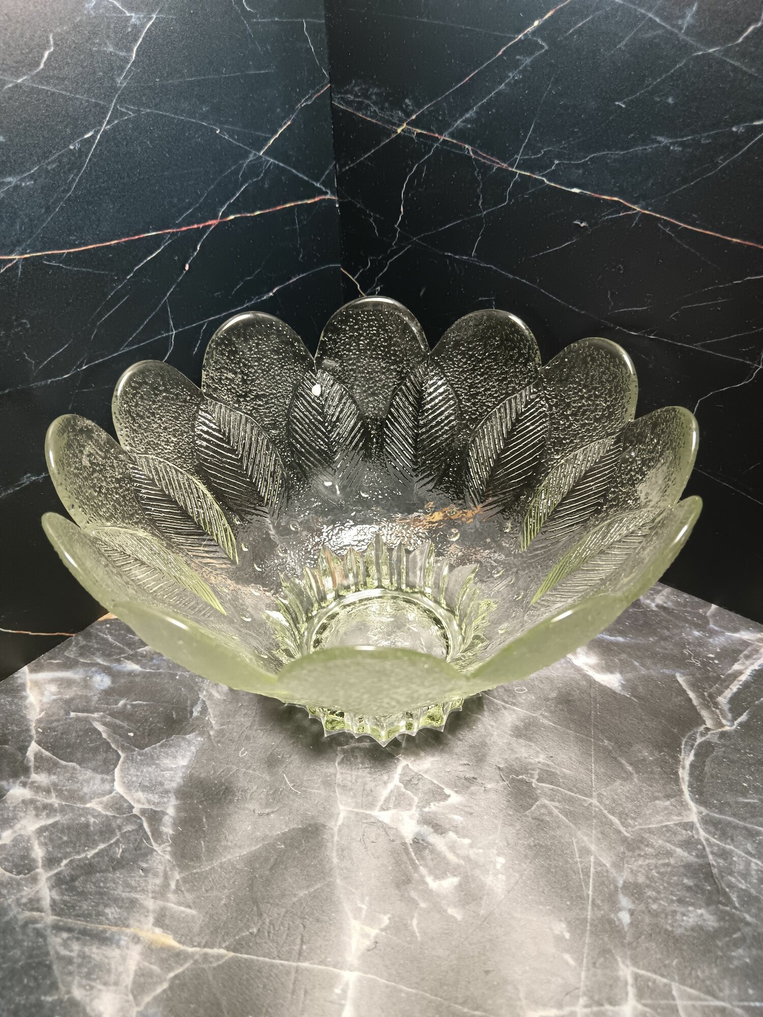 Салатник/конфетница из цветного стекла оригинальной формы -лепестки, винтаж
