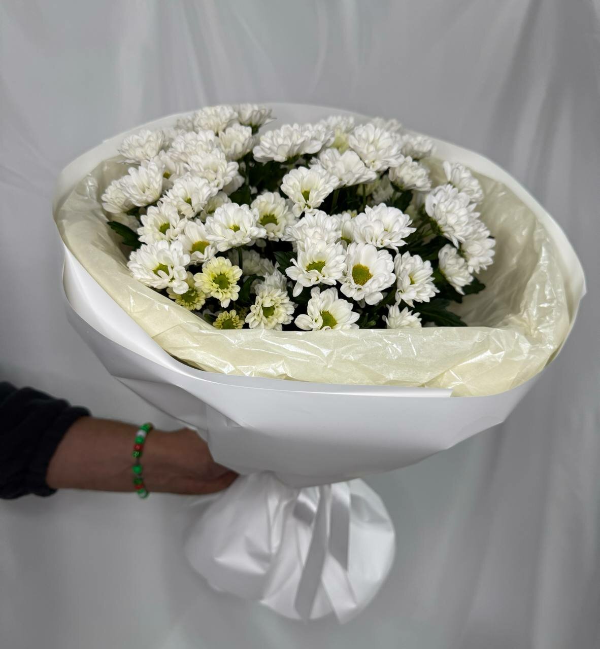 Букет из 7 Белых Хризантем Сантини «Ромашки» в подарочной упаковке